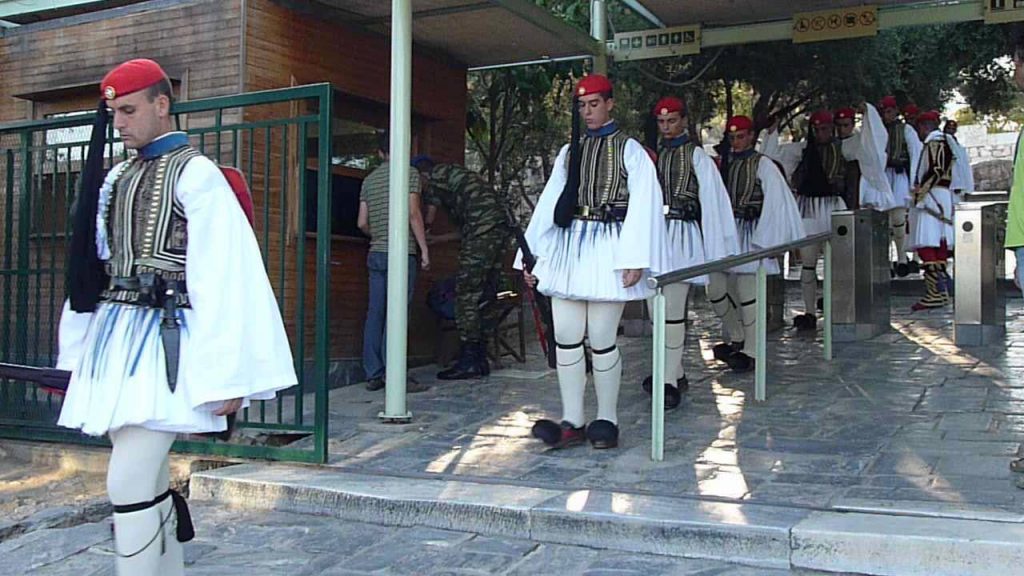 Φουστανέλα, τσαρούχια, φούντα, φάριο. Τι συμβολίζει η στολή του τσολιά ...
